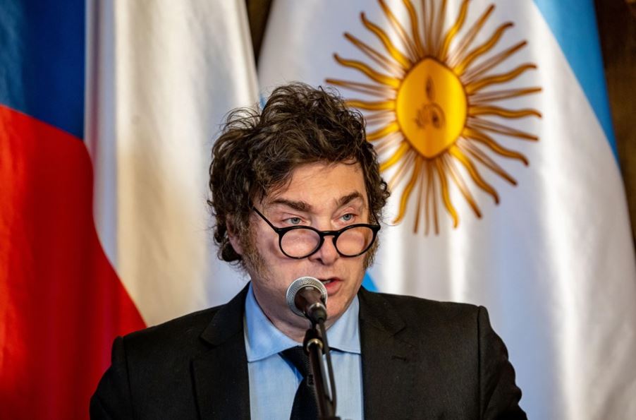 Una foto de Javier Milei arrodillado ante Xi Jinping es hecha con IA