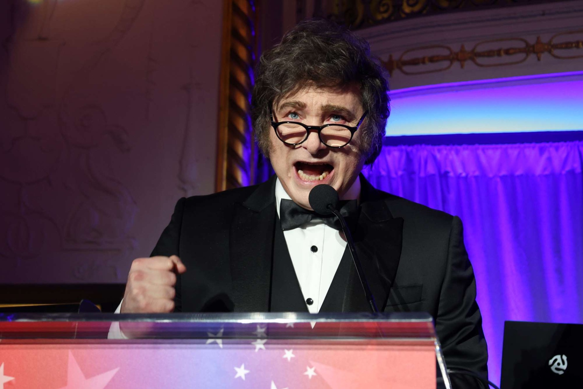 Milei no besó una bandera estadounidense, es una imagen artificial