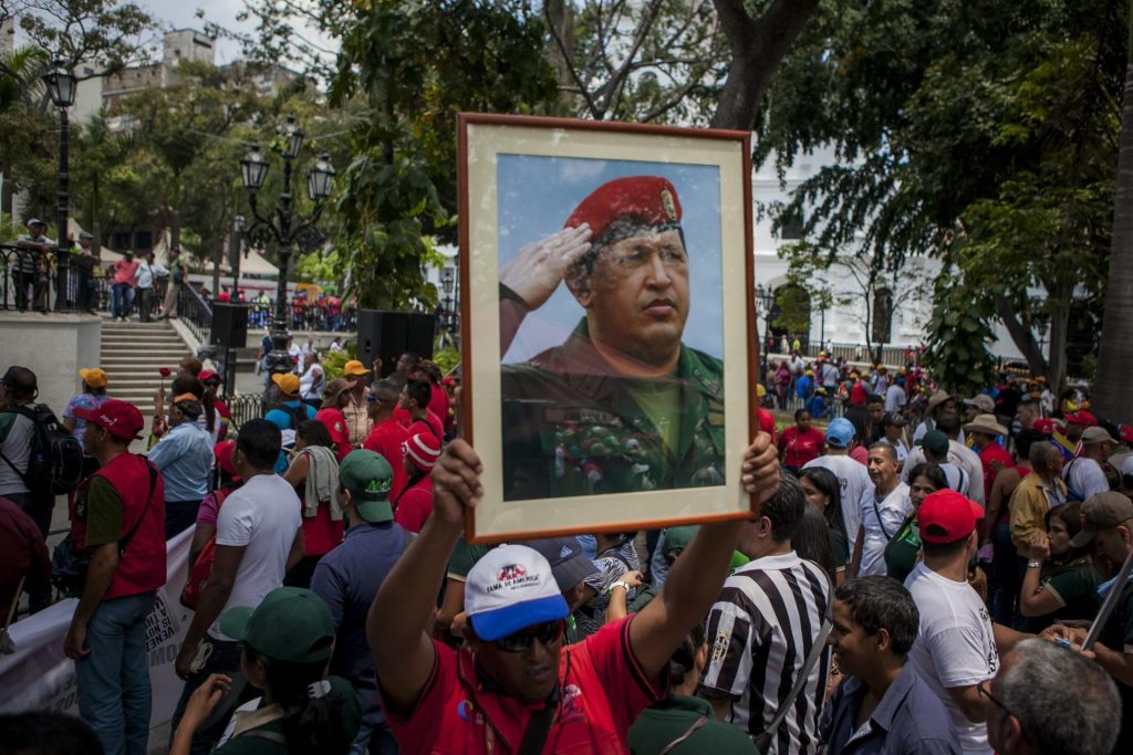 No es actual un video que muestra el derribo de una estatua de Chávez